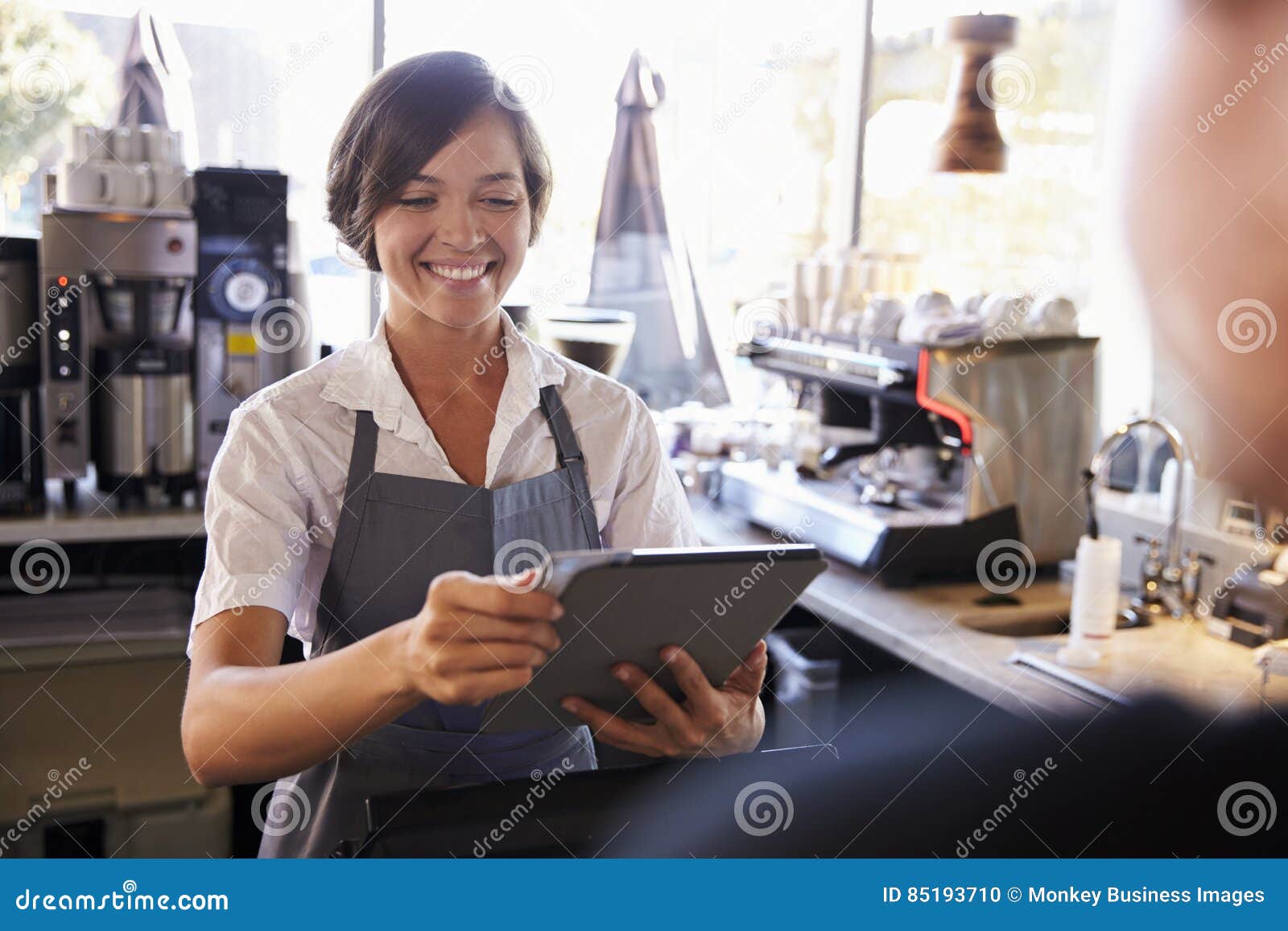 Caissier Takes Card Payment De Client Avec La Tablette De Digital Photo ...