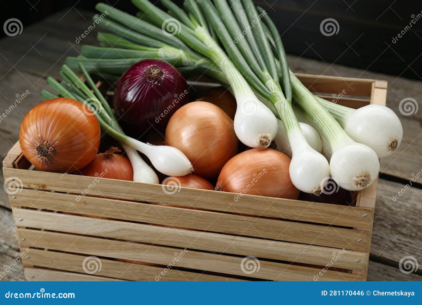 Caixa Com Diferentes Tipos De Cebolas Na Mesa Fechada Foto de Stock ...