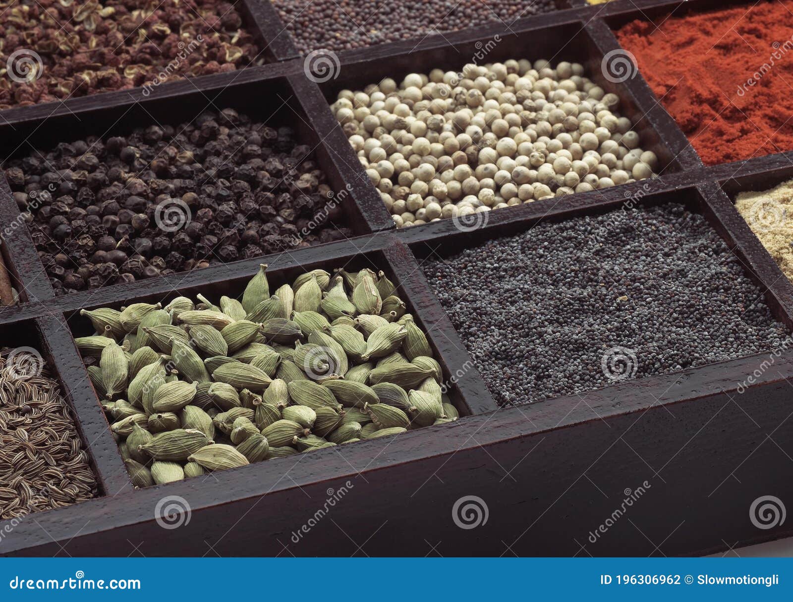 Caixa com muitos temperos foto de stock. Imagem de tempero - 196306962