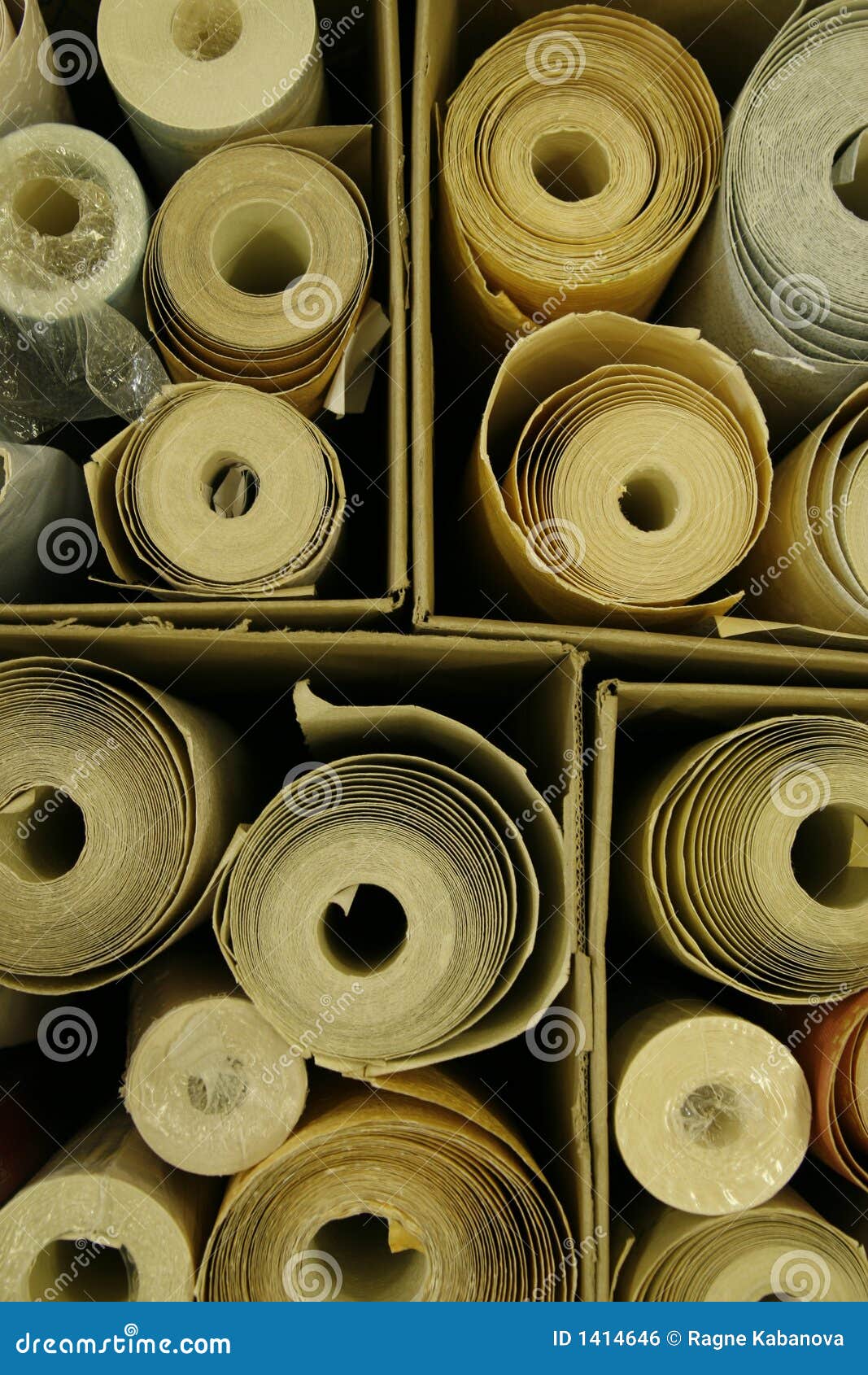 Caixa Com Rolos Do Papel De Parede Foto de Stock - Imagem de grupo ...