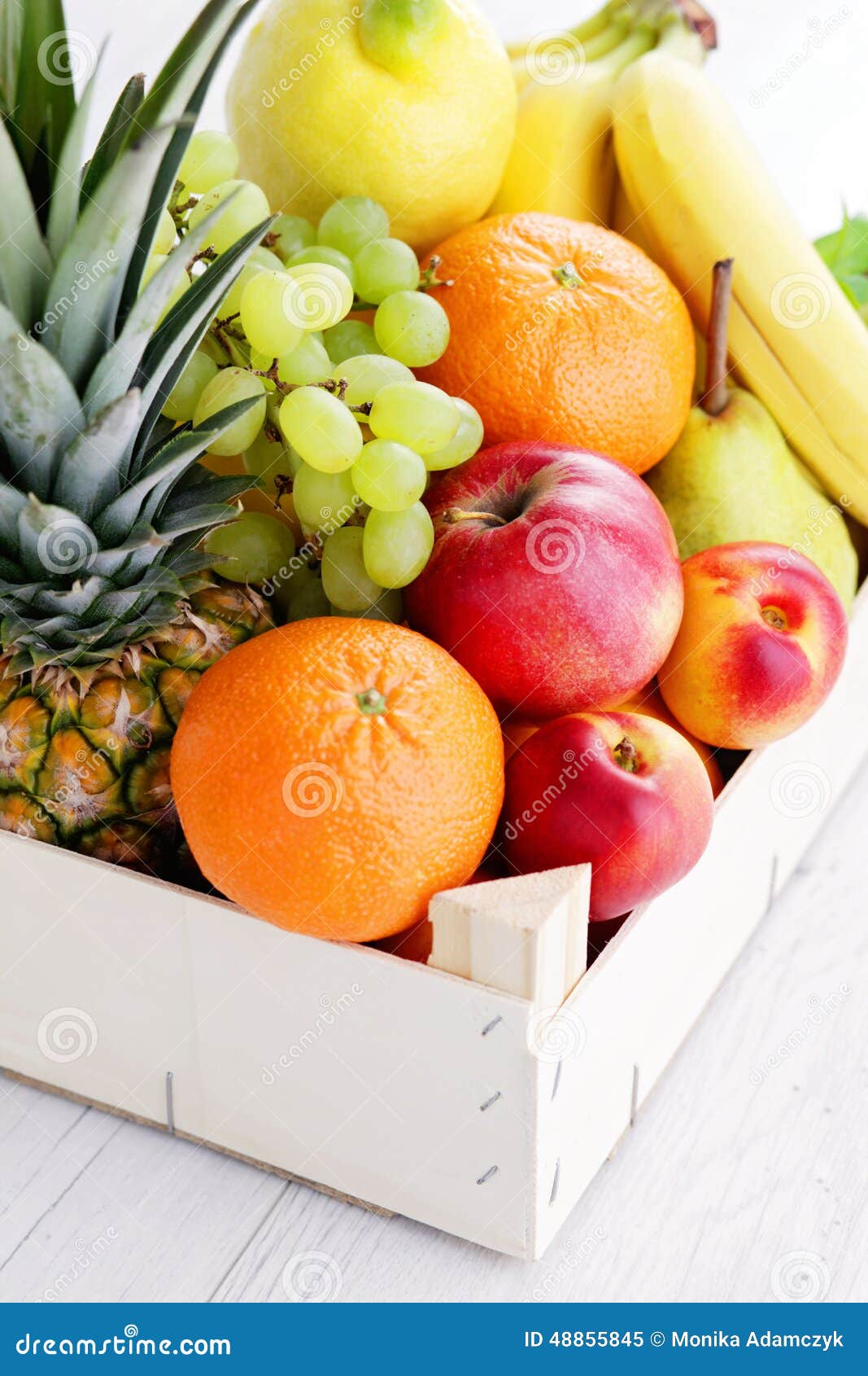 Caixa de frutos frescos imagem de stock. Imagem de grupo - 48855845