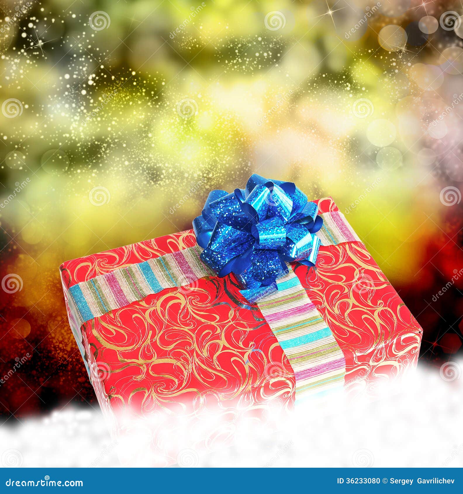 Caixa De Presente Em Uma Neve Foto de Stock - Imagem de etiqueta ...