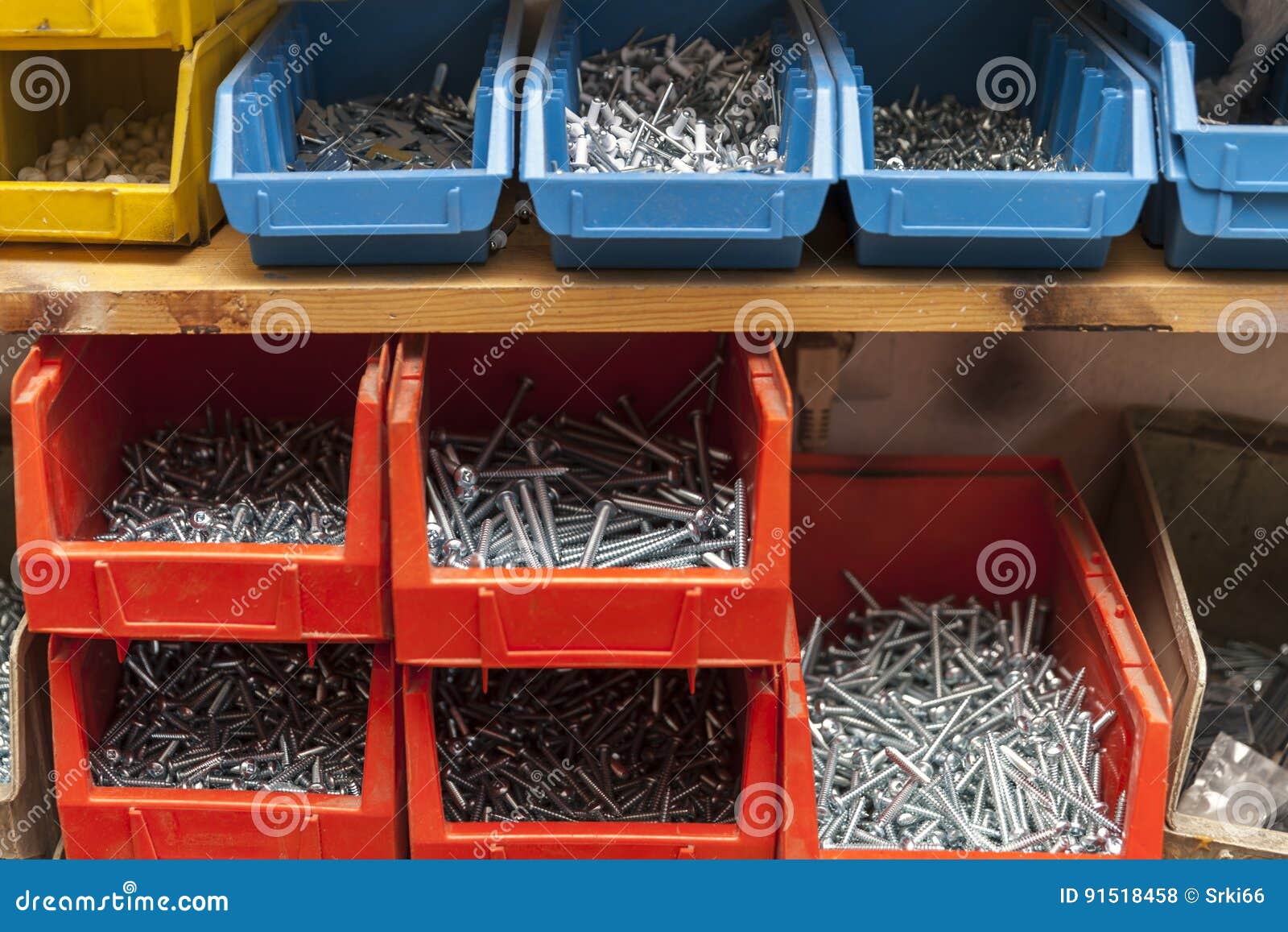 Caja Con Los Tornillos Y Los Clavos Foto de archivo - Imagen de ...