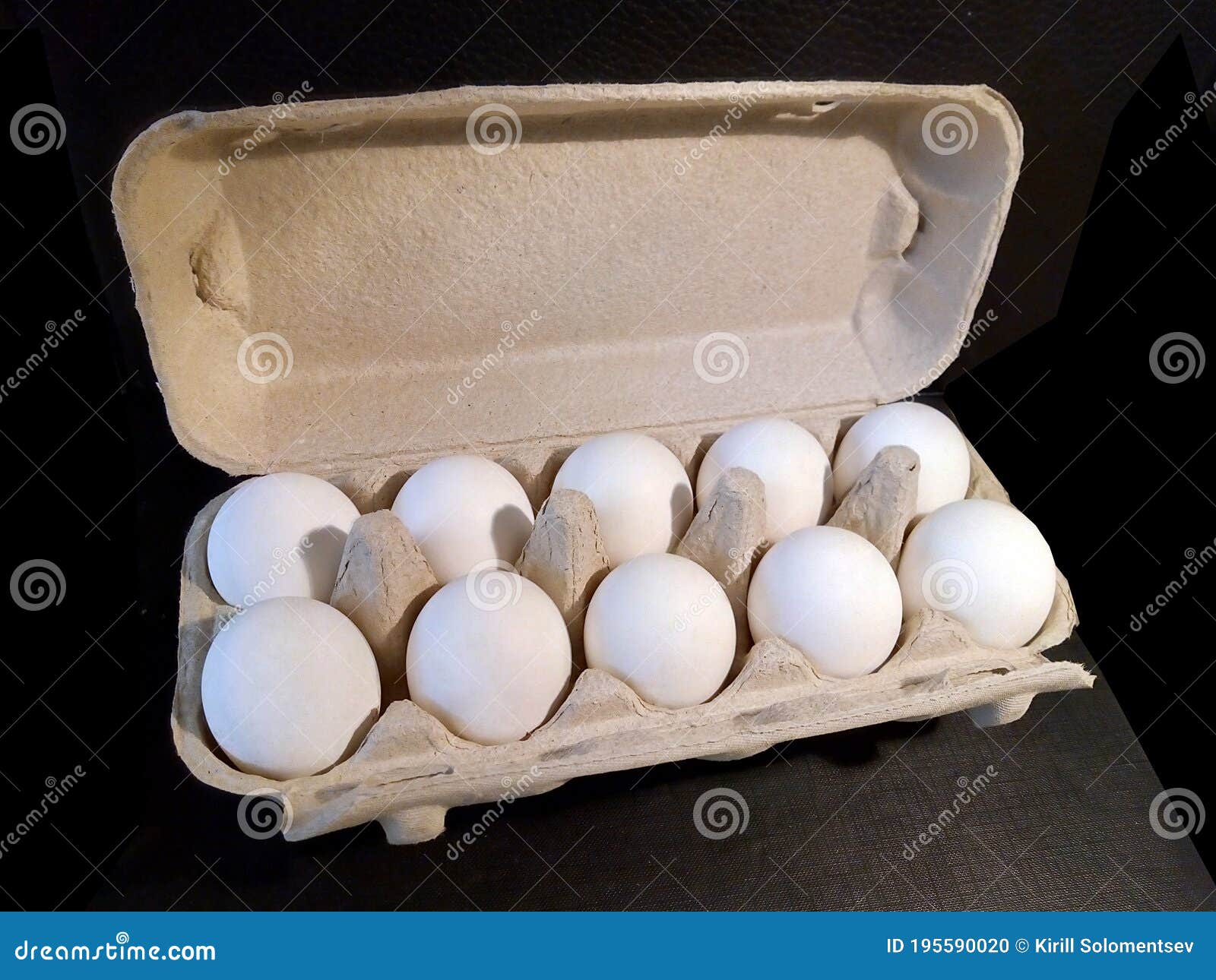 Caja de huevos foto de archivo. Imagen de revuelto, huevo - 195590020