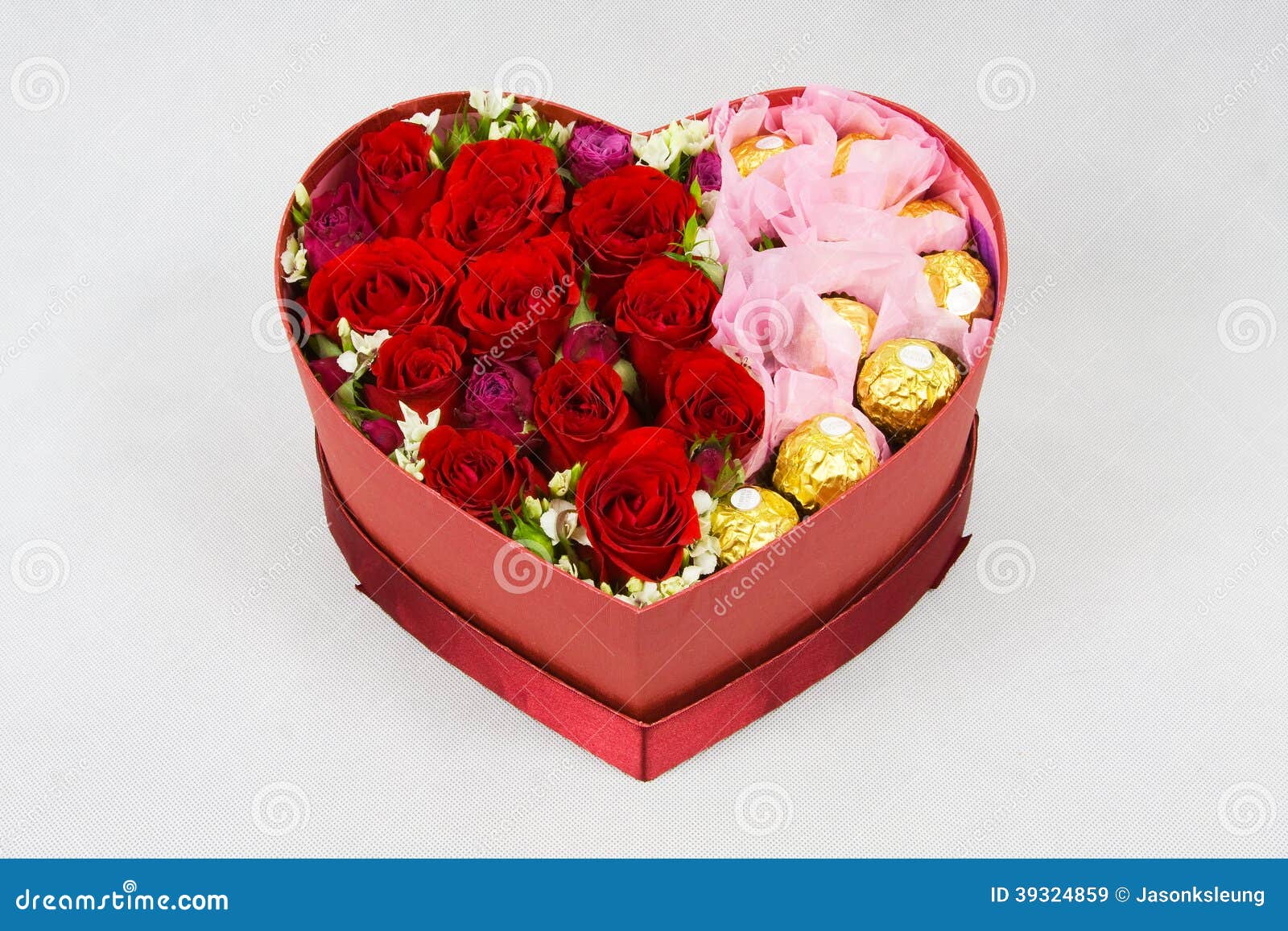 Caja En Forma De Corazón De Flores Imagen de archivo - Imagen de color ...