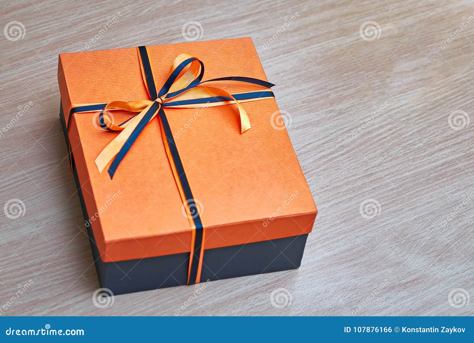 Caja negra elegante con foto de archivo. Imagen de lujo - 107876166