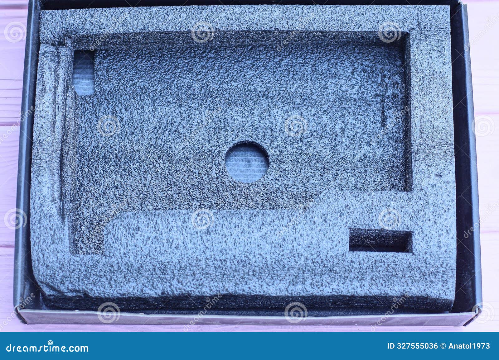 Caja Negra Rectangular Con Empaque De Espuma Gris Dentro Foto de ...