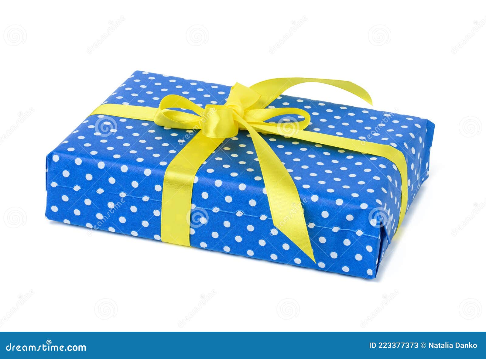Caja Rectangular Envuelta En Papel Azul Con Puntos De Polka Blanco Y ... Caja Rectangular Envuelta En Papel Azul Con Puntos De Polka Blanco Y ...