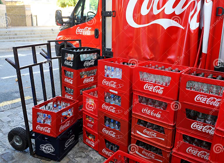 Cajas De Botellas De Coca Cola Y Camión De Entrega Imagen editorial ... Cajas De Botellas De Coca Cola Y Camión De Entrega Imagen editorial ...