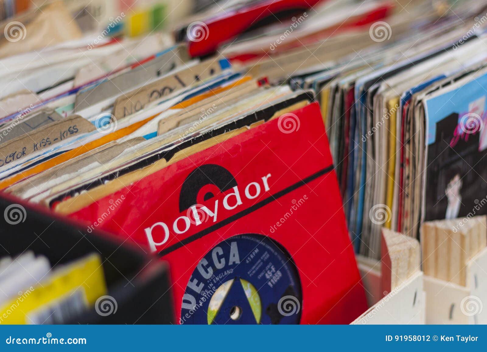 Cajas De 45 Discos De Vinilo De La RPM Fotografía editorial - Imagen de ...