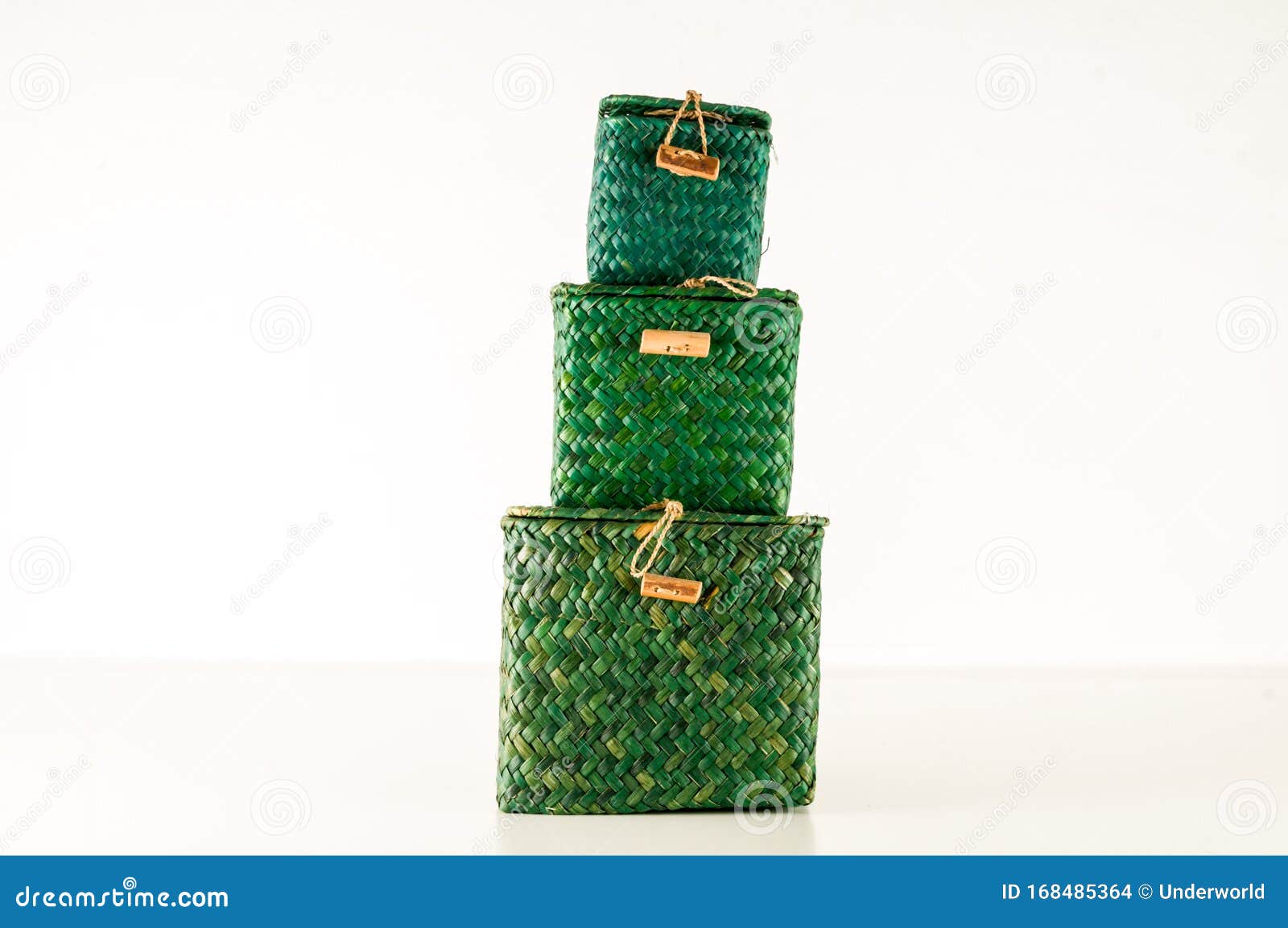 Cajas de mimbre aisladas foto de archivo. Imagen de madera - 168485364