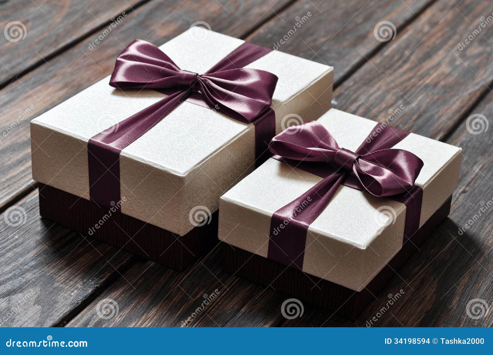 Cajas de regalo elegantes foto de archivo. Imagen de arqueamiento ...