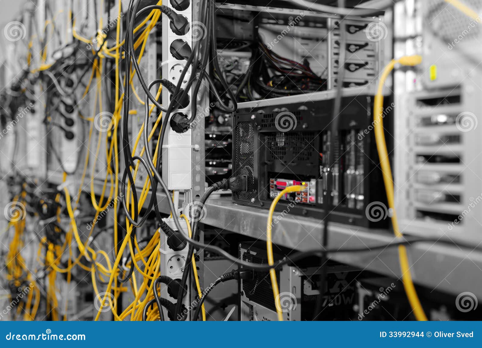 Cajas Modernas Del Ordenador En Un Centro De Datos Foto de archivo ...