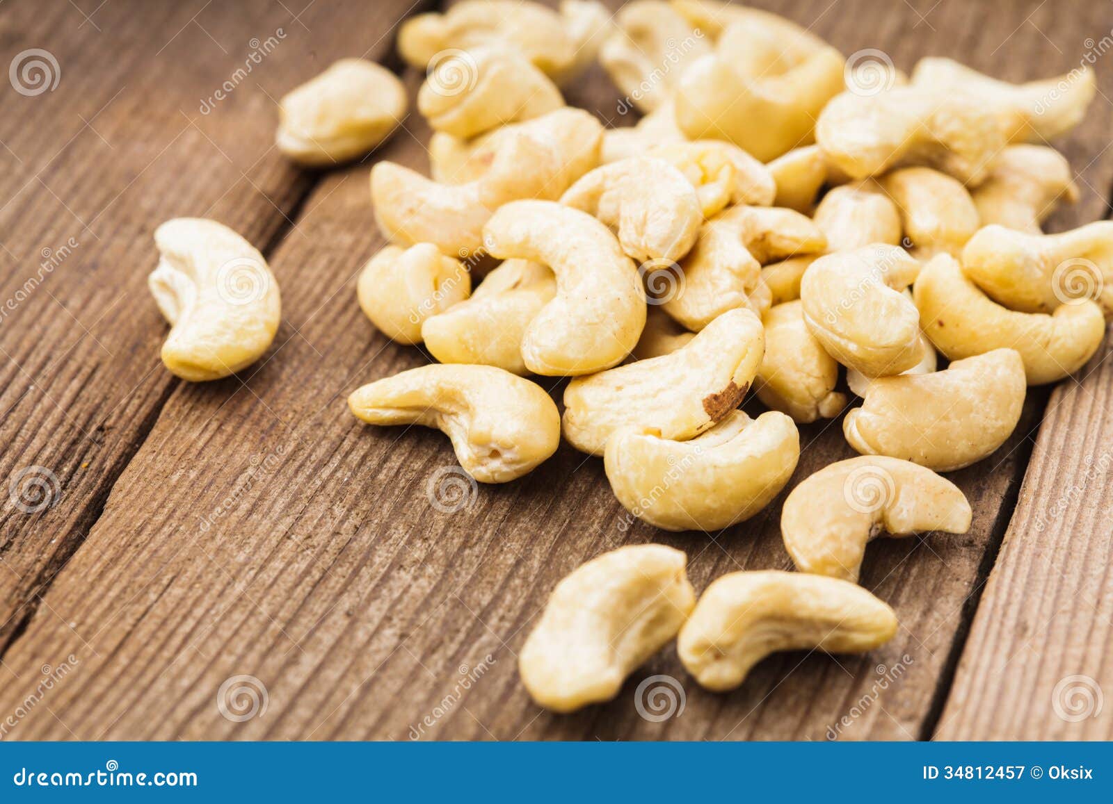 Cajus na bacia de madeira imagem de stock. Imagem de branco - 34812457