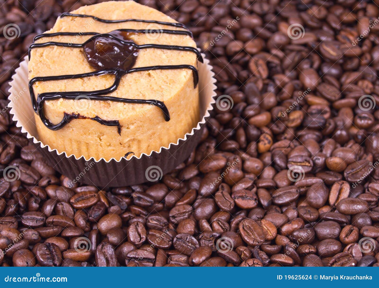 Cake on Coffee Beans Backdrop Stock Photo - Image of cafe, gourmet ...