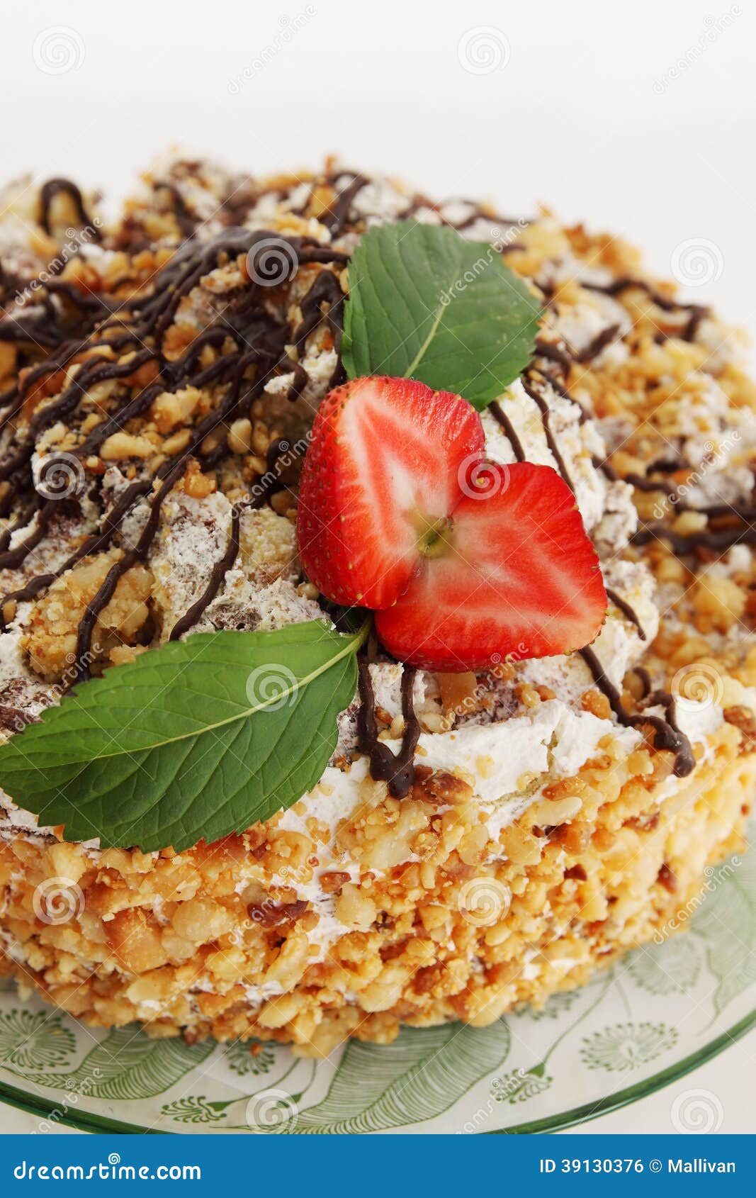 Cake met aardbei en munt stock foto. Image of gastronomisch - 39130376