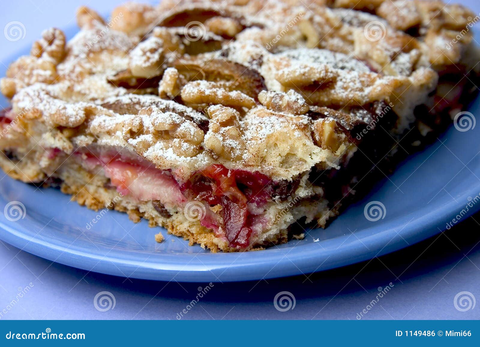 Cake Met Pruimen En Okkernoten Stock Foto - Image of arise, besnoeiing ...