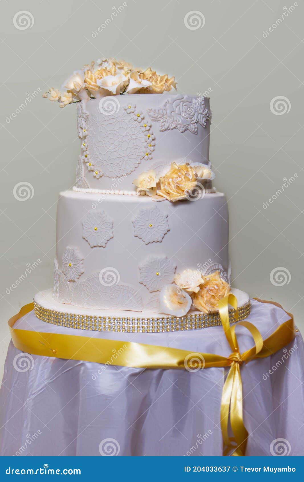 Cake, Wedding Cake Gold Off-white Stock Image - Image of wedding, white ...