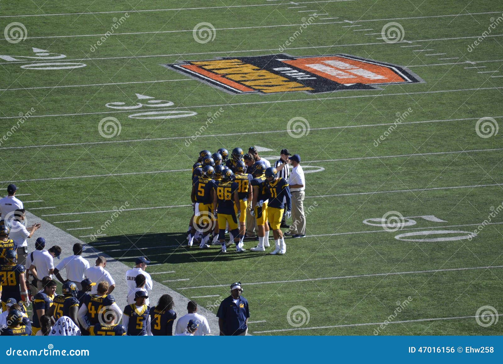 Cal Berkeley Football Huddle Editorial Photo - Image of yard, referees ...