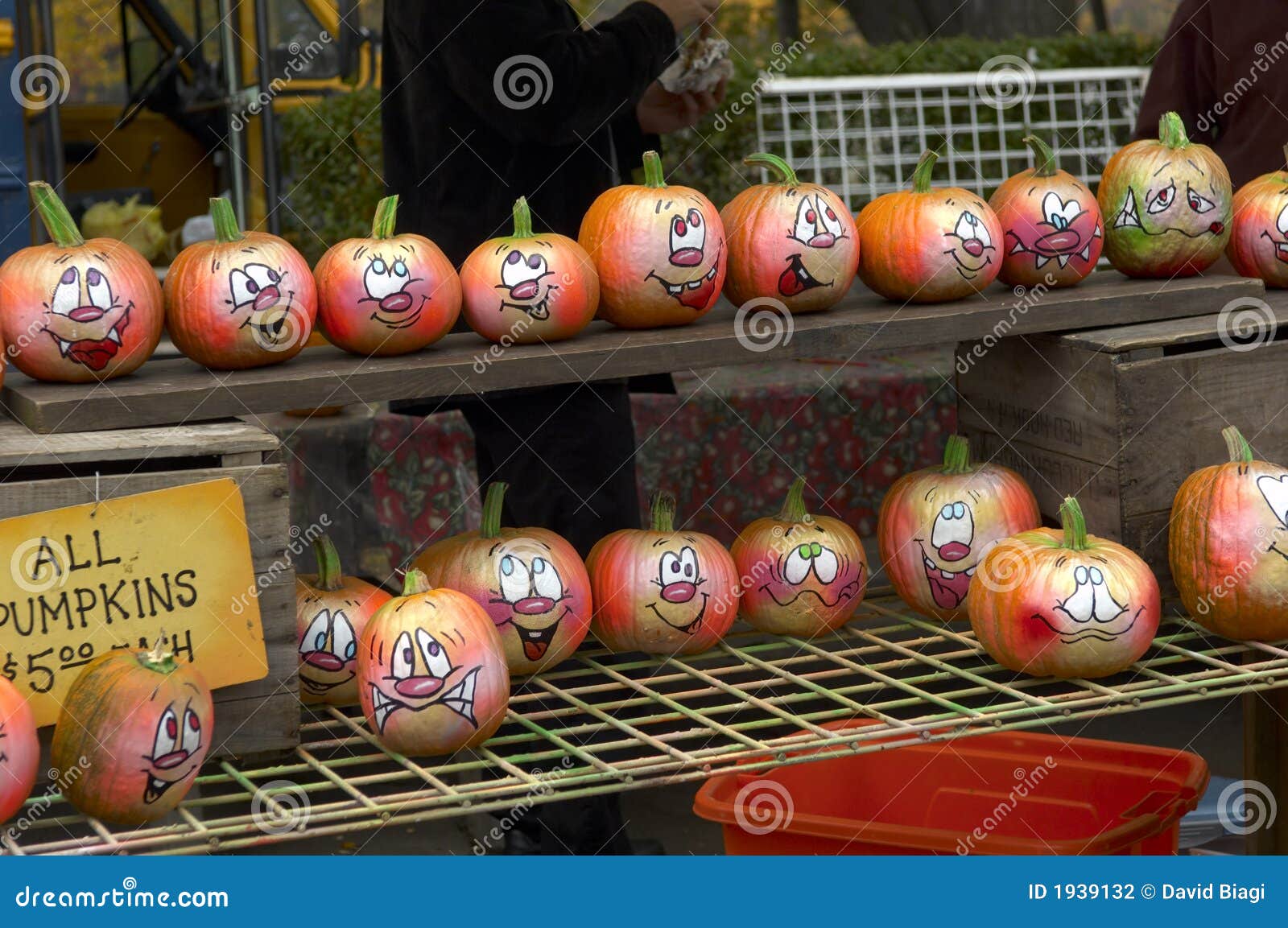 Calabazas pintadas foto de archivo. Imagen de halloween - 1939132