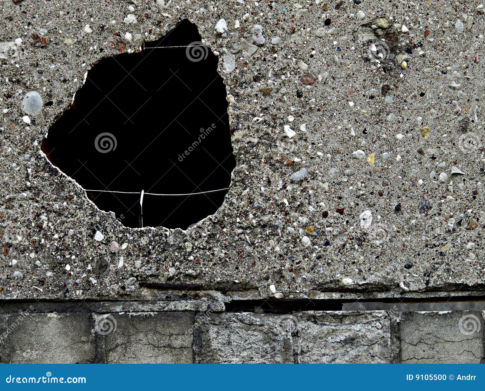 Calabozo en una pared foto de archivo. Imagen de fractura - 9105500