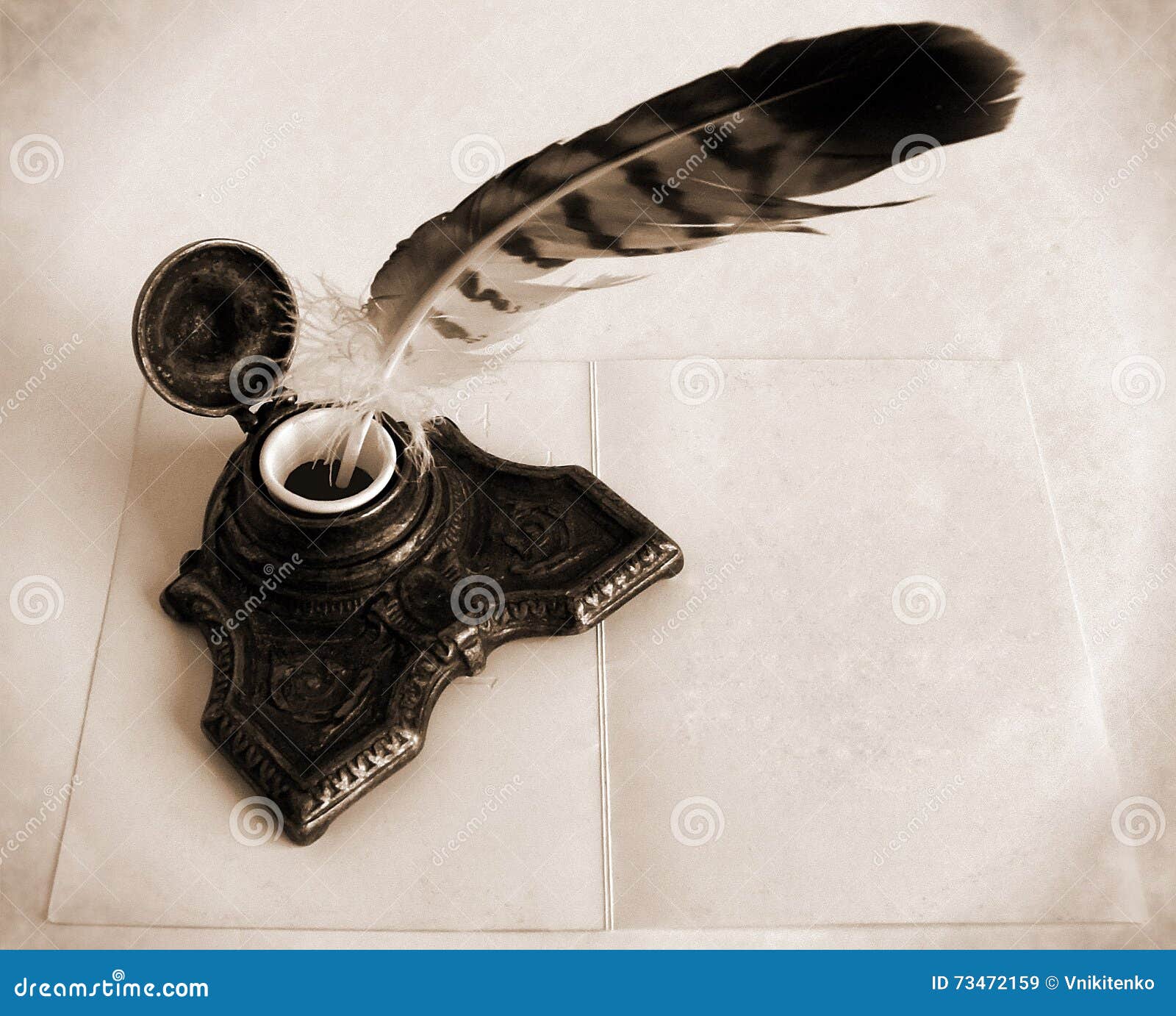 Calamaio D'ottone Antico Con La Piuma Immagine Stock - Immagine di ...