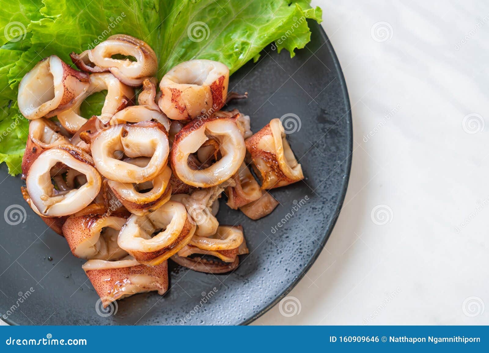 Calamar asado en plato foto de archivo. Imagen de aperitivo - 160909646