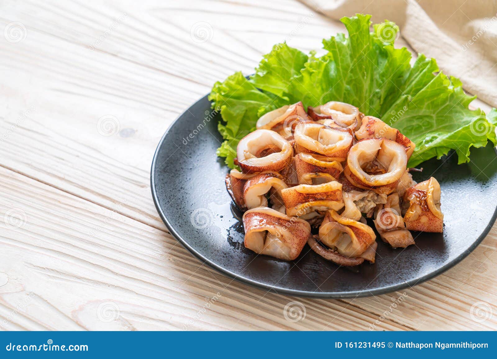 Calamar asado en plato imagen de archivo. Imagen de grilled - 161231495