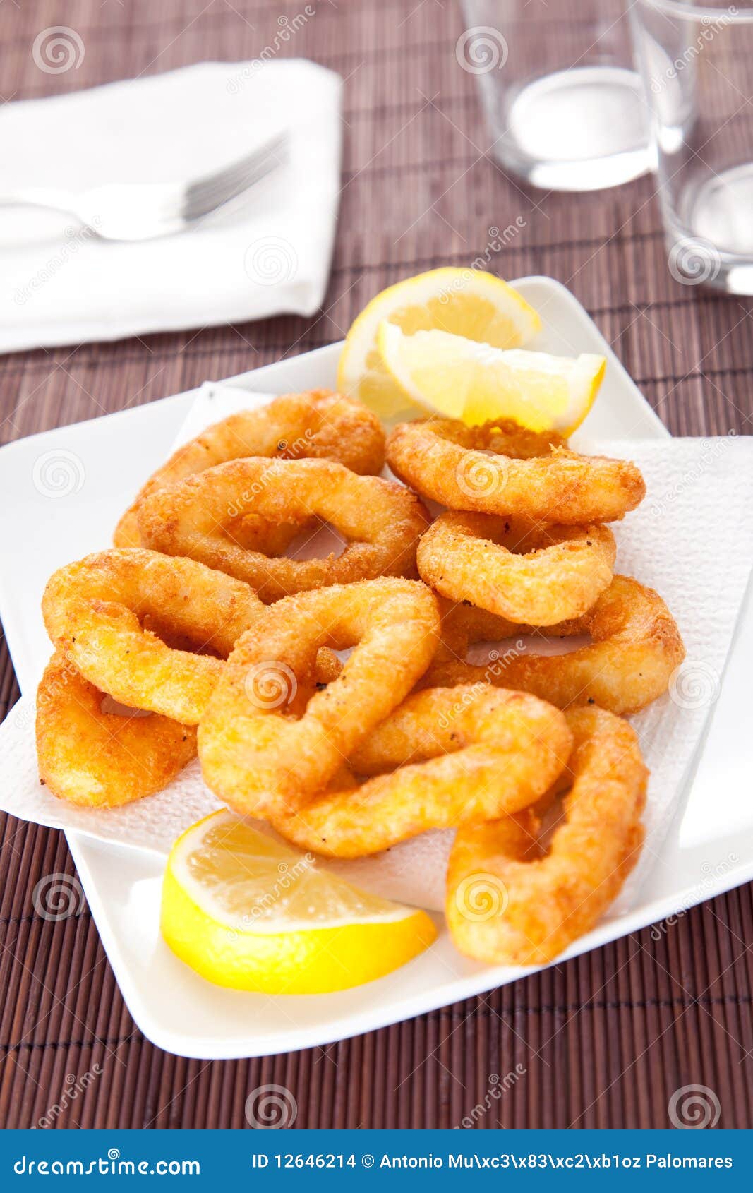 Calamari frito sabroso foto de archivo. Imagen de italiano - 12646214