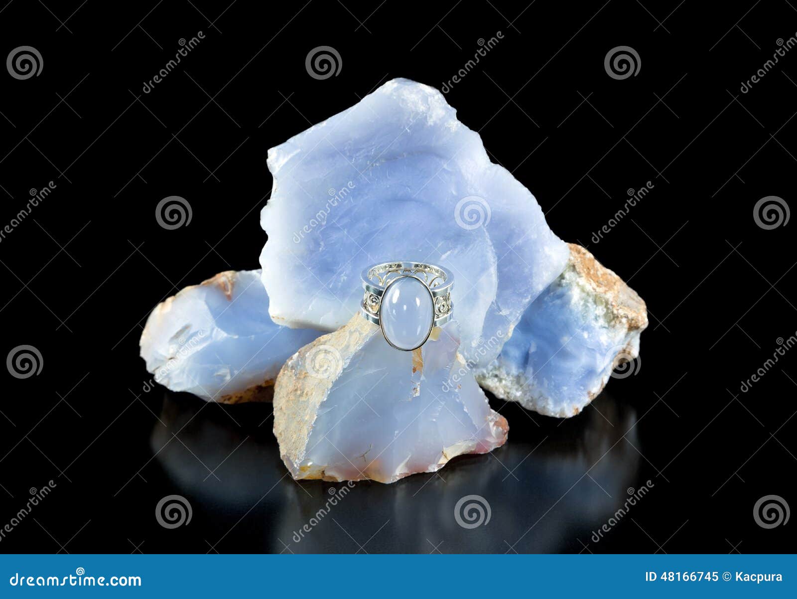 Calcedonia Azul Ring and Rough Imagen de archivo - Imagen de gema ...