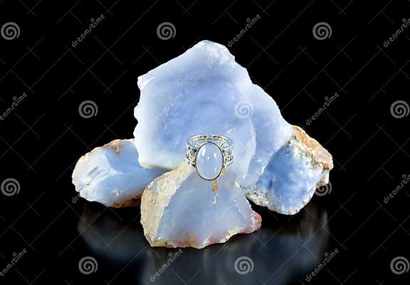 Calcedonia Azul Ring and Rough Imagen de archivo - Imagen de gema ...