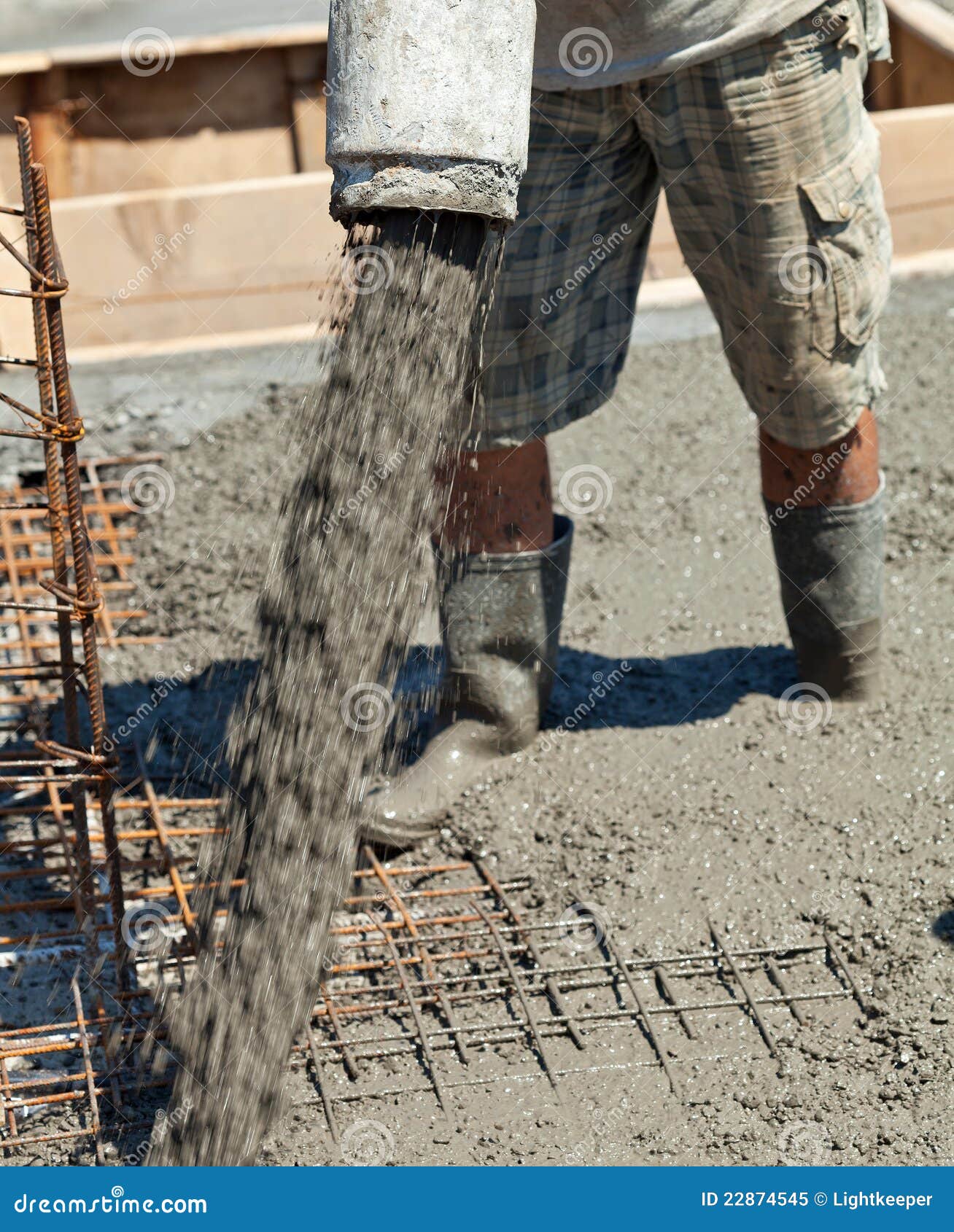 Calcestruzzo di versamento immagine stock. Immagine di casa - 22874545