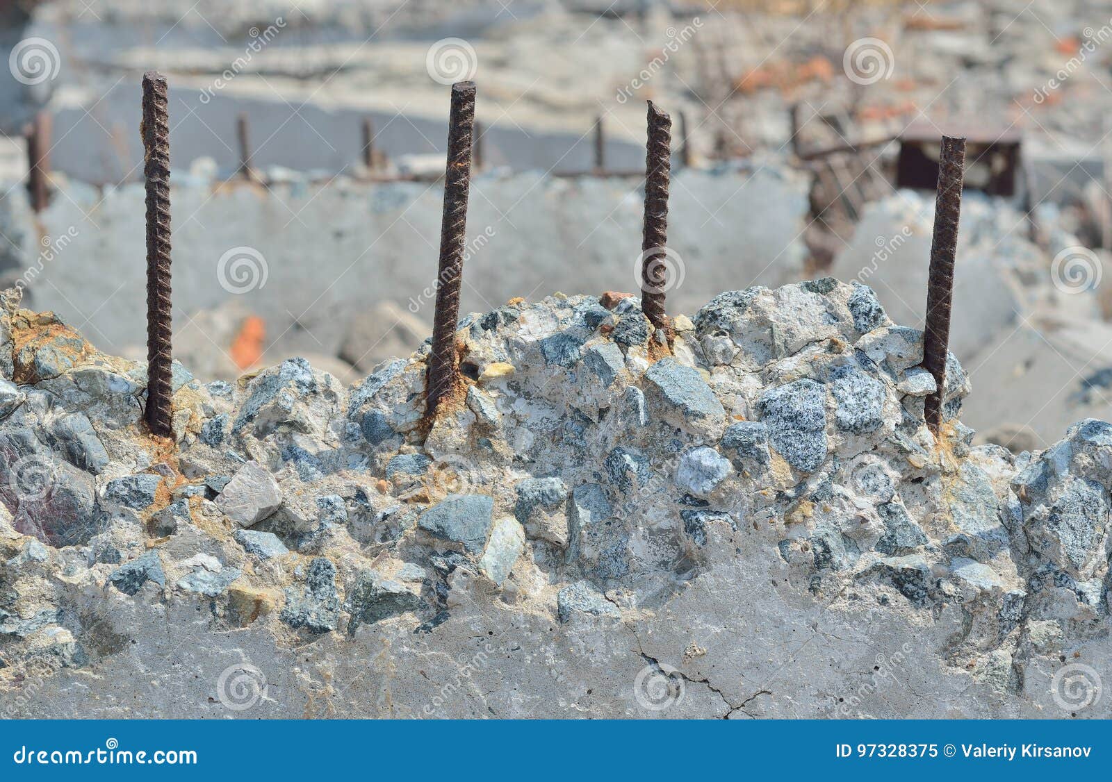 Calcestruzzo distrusso 6 immagine stock. Immagine di grigio - 97328375