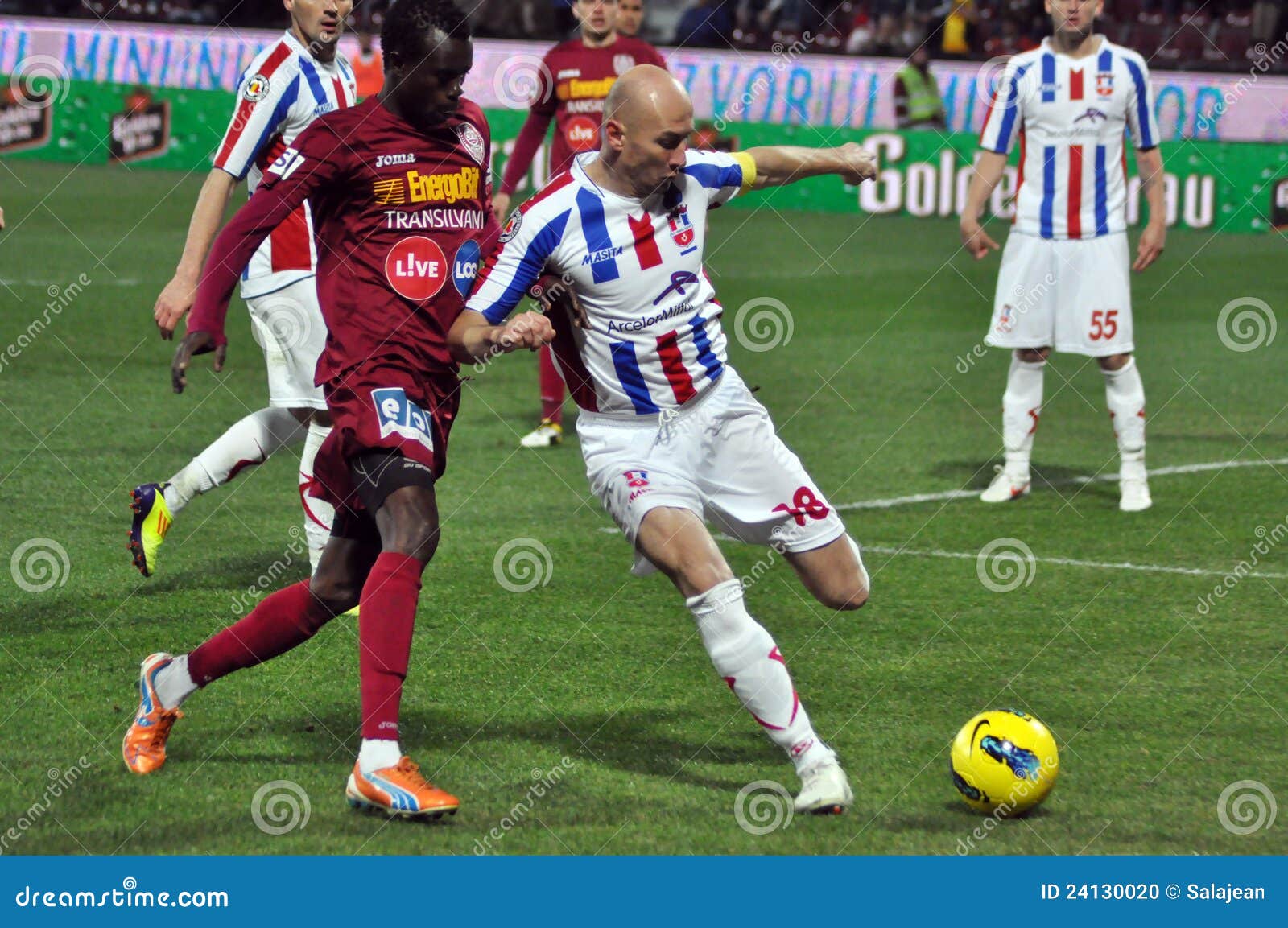 Calciatori Che Giocano Gioco Del Calcio Immagine Editoriale - Immagine ...