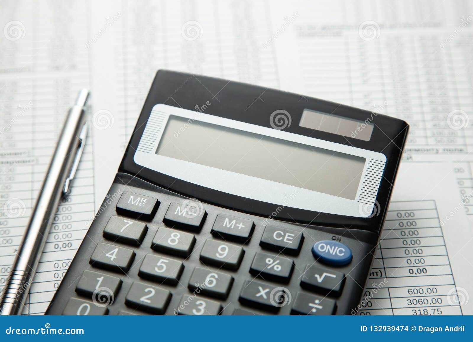 Calculadora Na Tabela Com Tabelas De Papel E Pena Foto de Stock ...