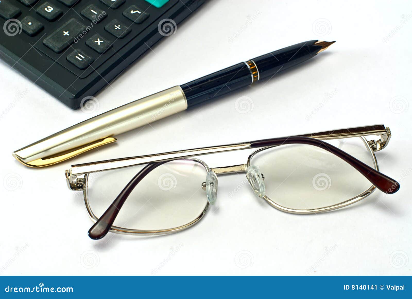 Calculadora, Pluma Y Gafas Imagen. Imagen: 8140141