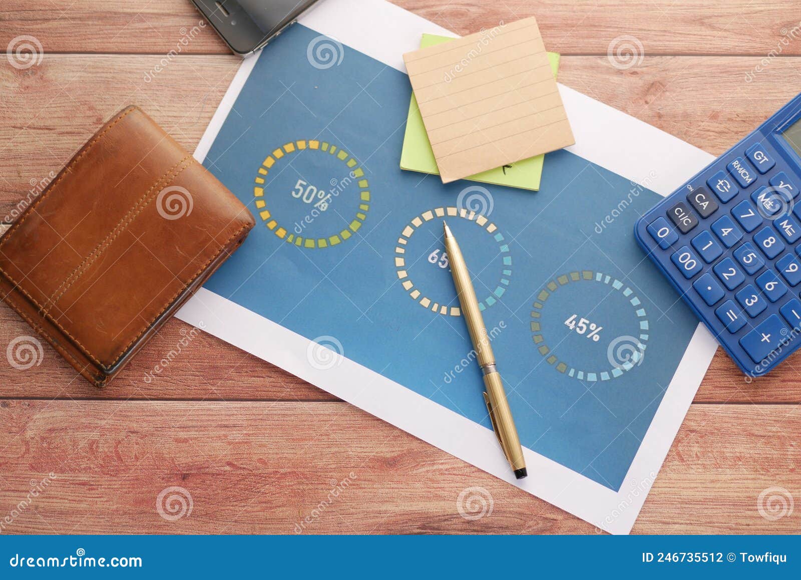 Calculateur De Graphique Financier Et Bloc-notes Sur Le Tableau Photo ...