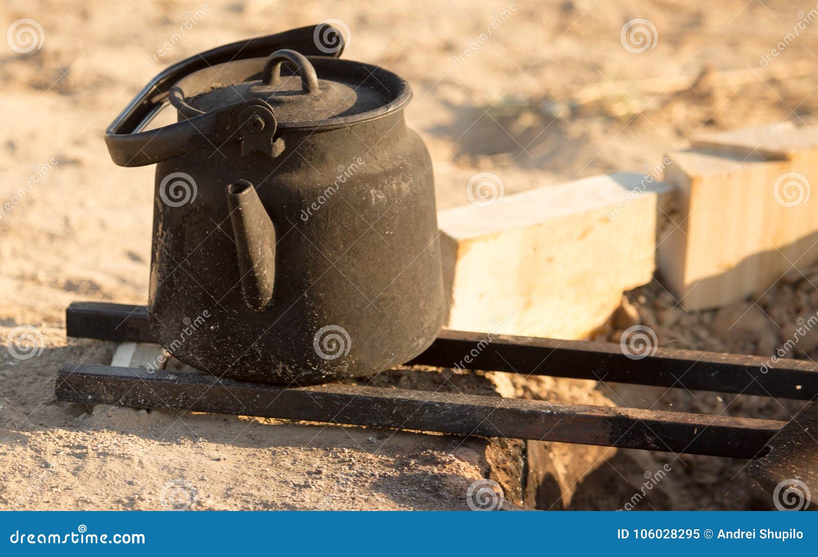 Caldera negra en el fuego imagen de archivo. Imagen de verde - 106028295