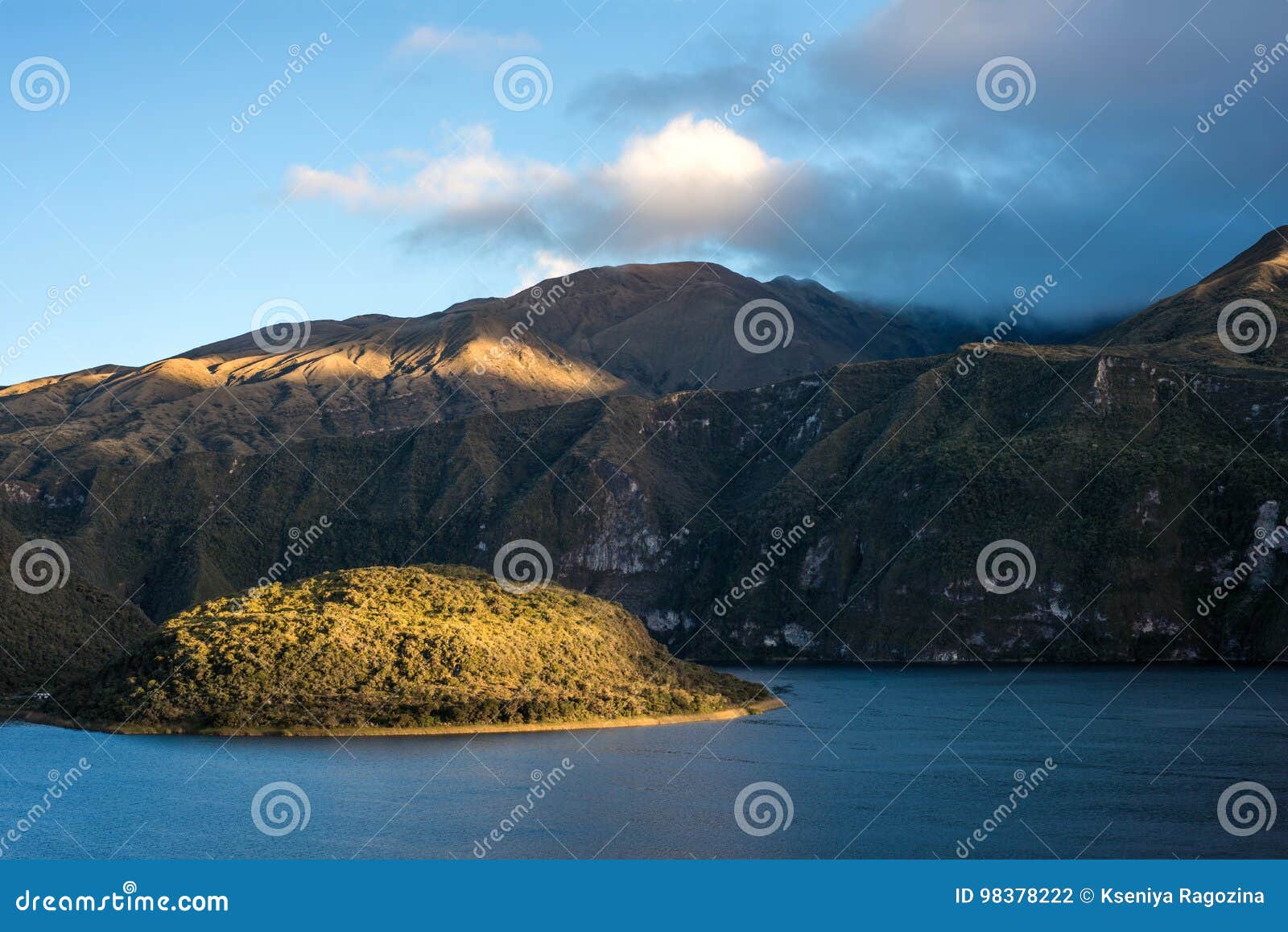 Caldera Y Lago De Cuicocha En Ecuador Foto de archivo - Imagen de agua ...