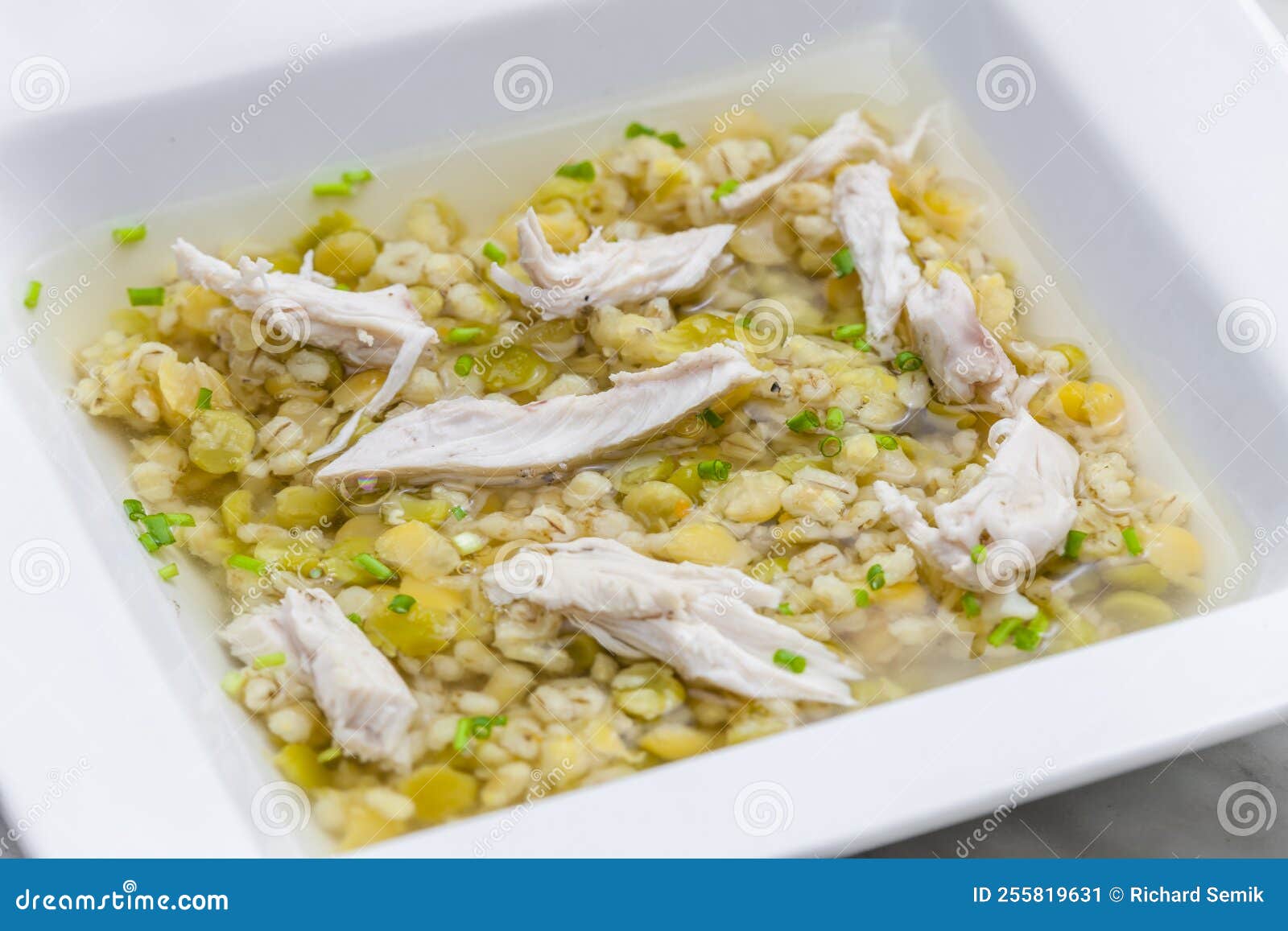 Caldo Com Carne De Frango Grumos De Cevada E Ervilhas Amarelas Imagem ...