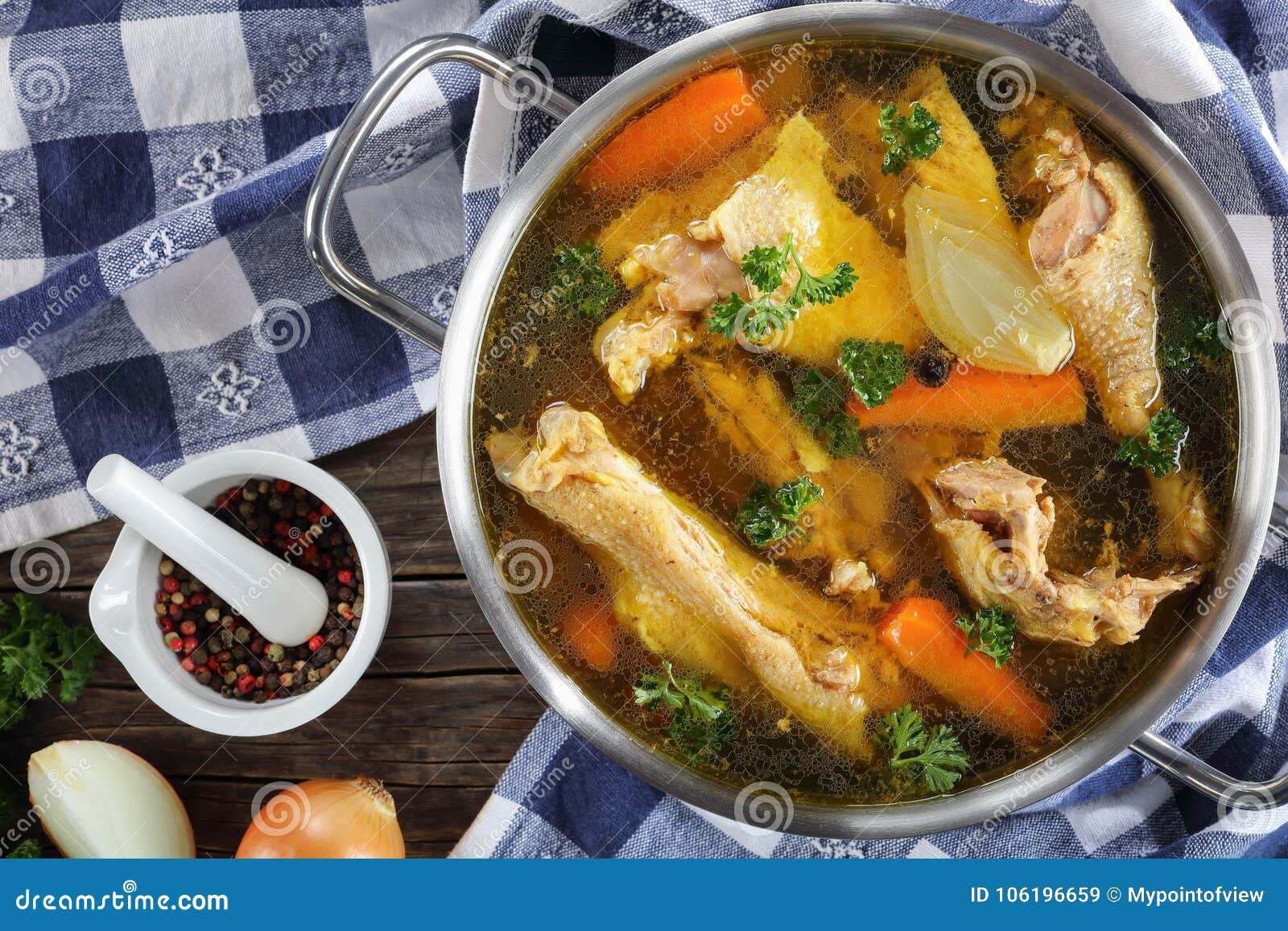 Caldo De Pollo Claro En Un Pote Imagen de archivo - Imagen de almuerzo ...