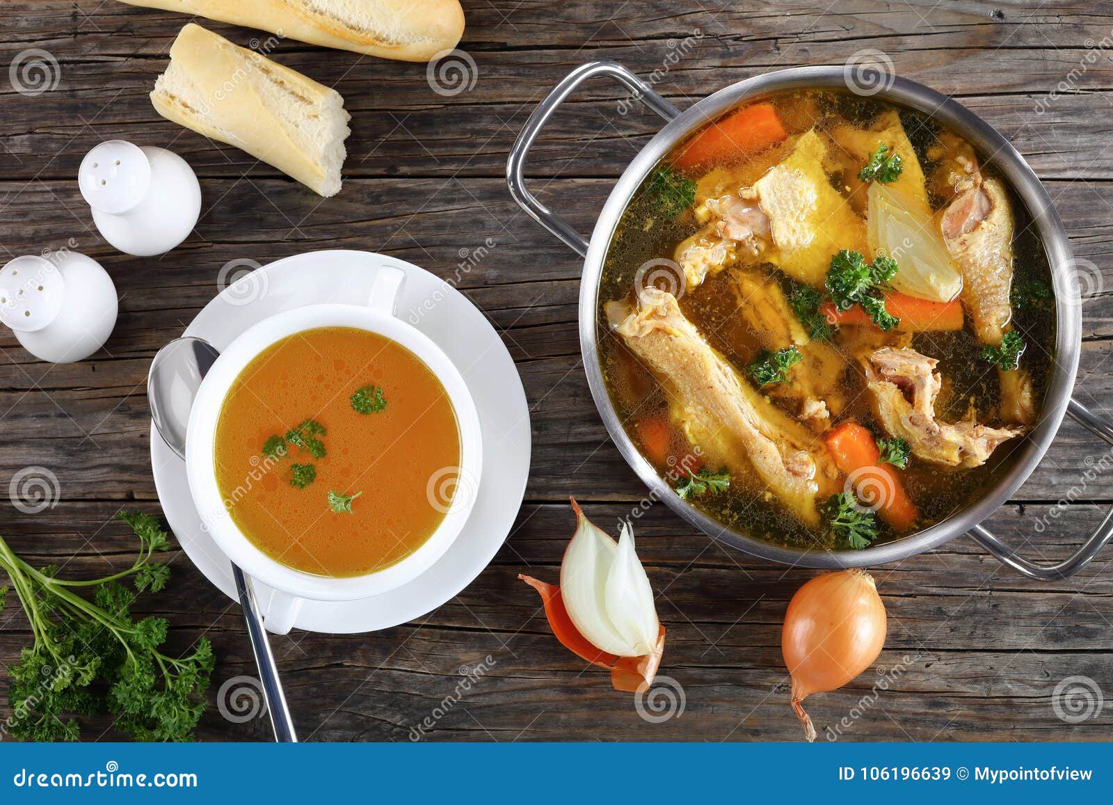 Caldo De Pollo Claro En Un Pote Y Un Cuenco Imagen de archivo - Imagen ...