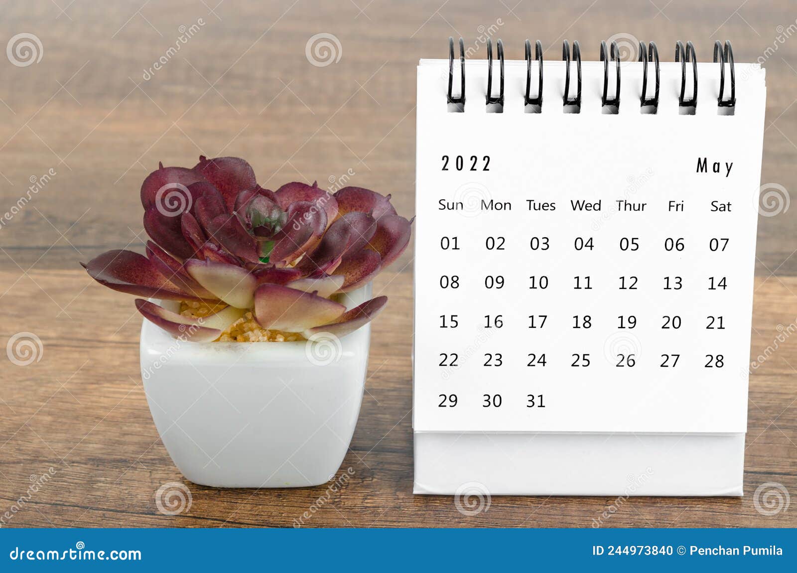 Calendario Del Escritorio De Mayo De 2022 Sobre Fondo De Madera Foto De