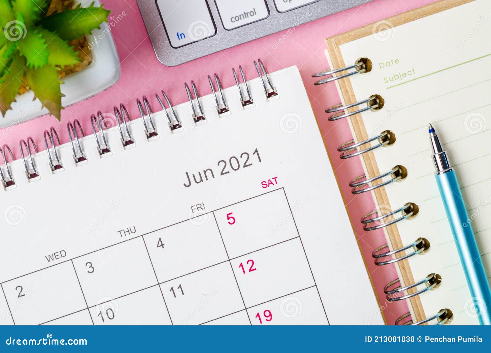 Calendario Junio 2021 Con Libreta De Notas Foto de archivo - Imagen de ...