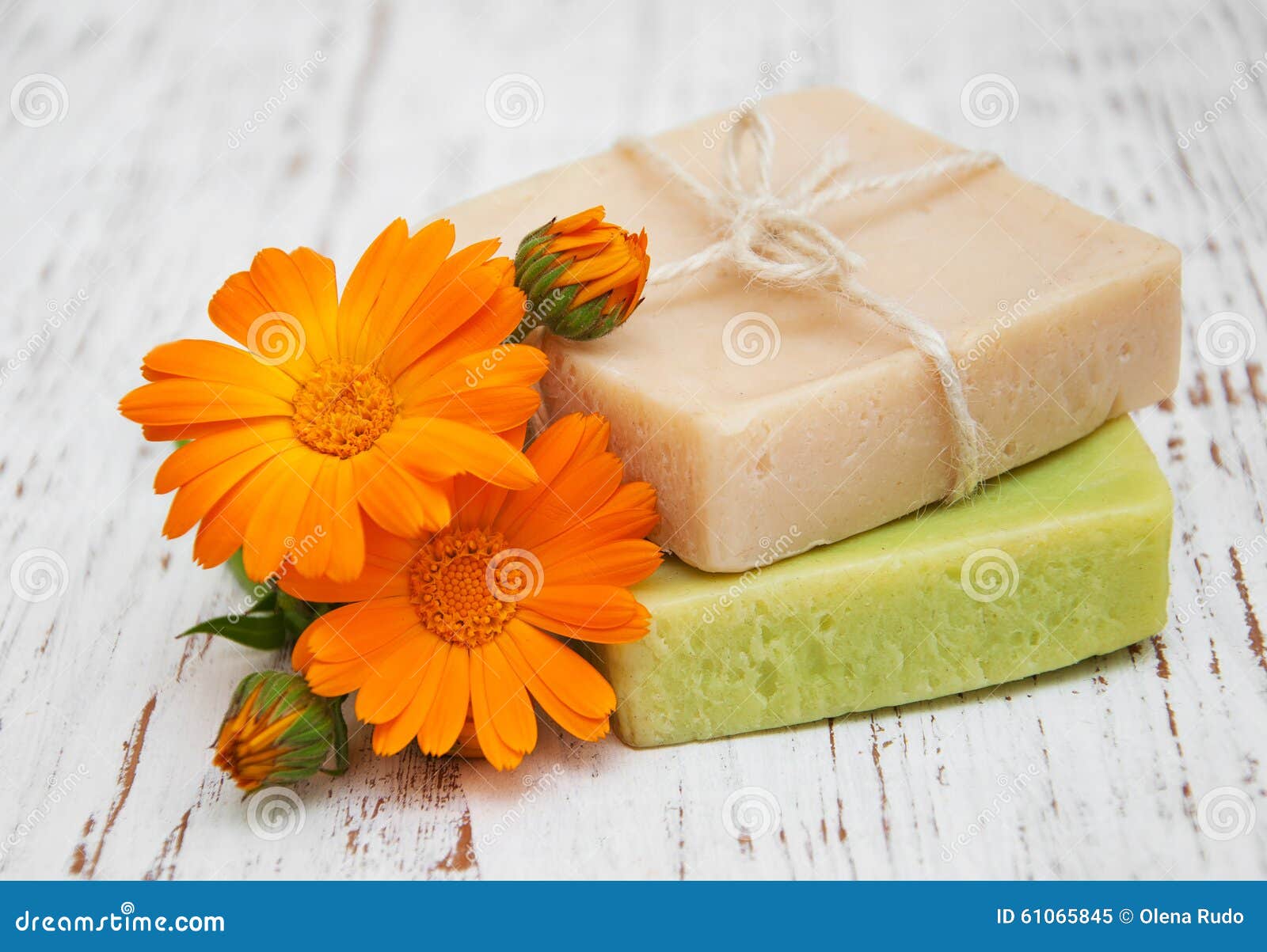 Calendulabloemen En Badzeep Stock Afbeelding - Image of goudsbloem ...