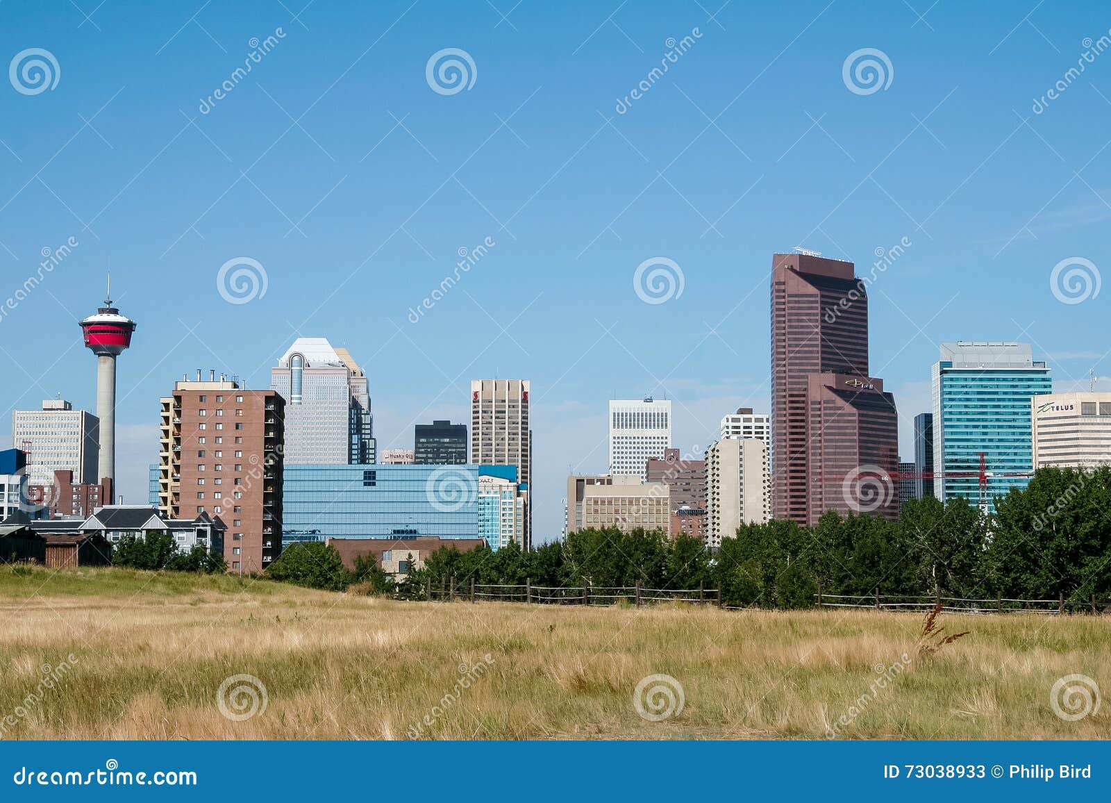 CALGARY, ALBERTA/CANADA - 7. AUGUST: Skyline in Calgary Kanada O ...
