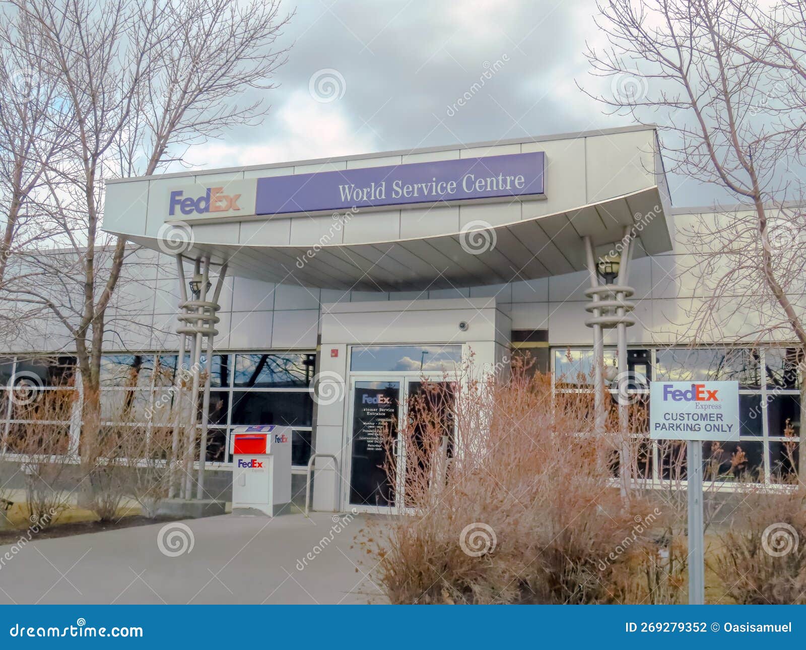 A Fedex Facility Ship Centre Editorial Photography - Image of package ...