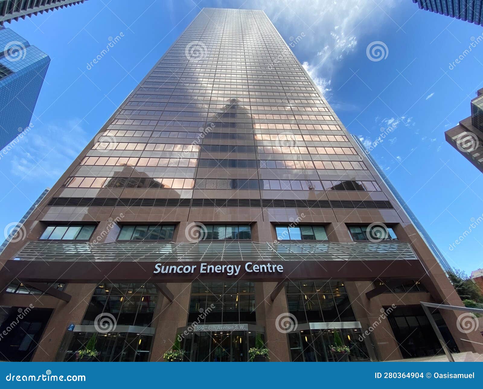 A Wide Angle Horizontal View of the Suncor Tower Building Editorial ...
