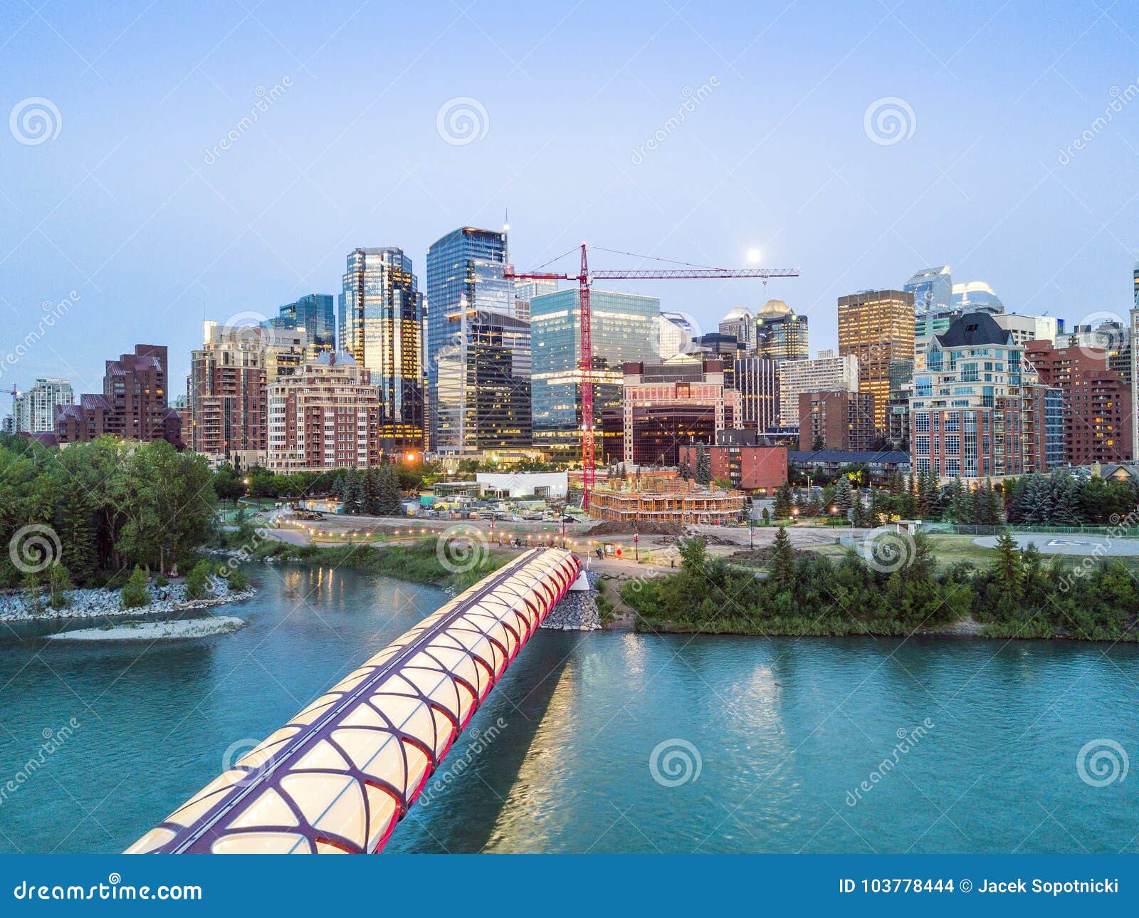 Calgary Du Centre Avec Le Pont Iluminated De Paix, Alberta, Canada ...