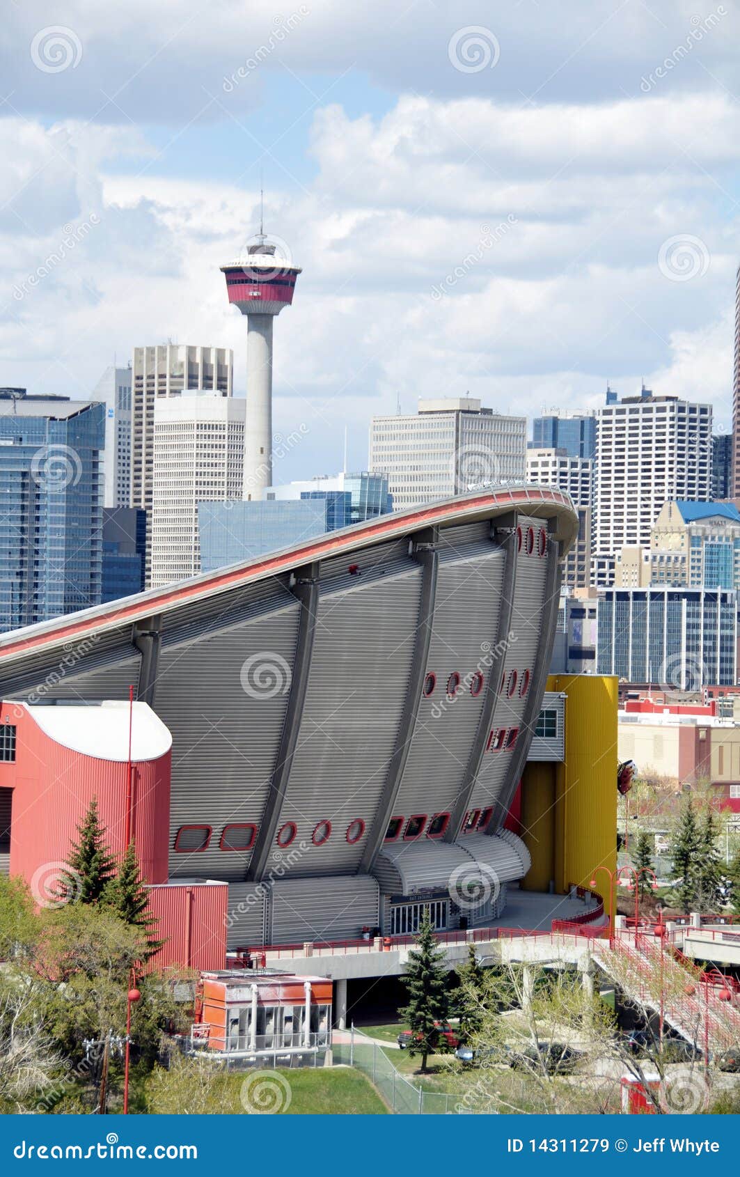 Calgary s urban jungle stock image. Image of clouds, head - 14311279